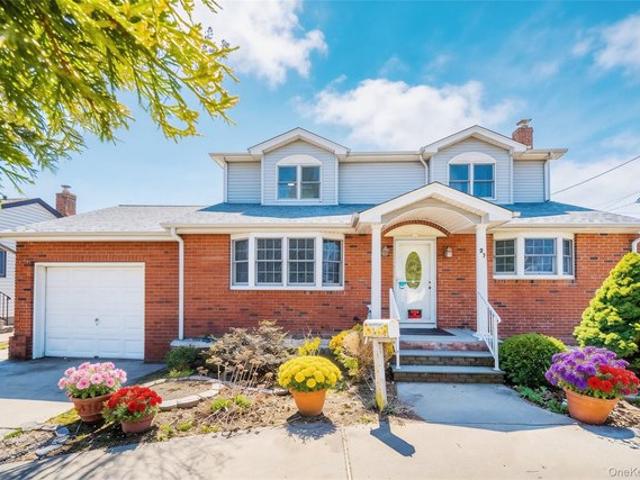 27 Westbury Ave, Plainview, NY 11803
