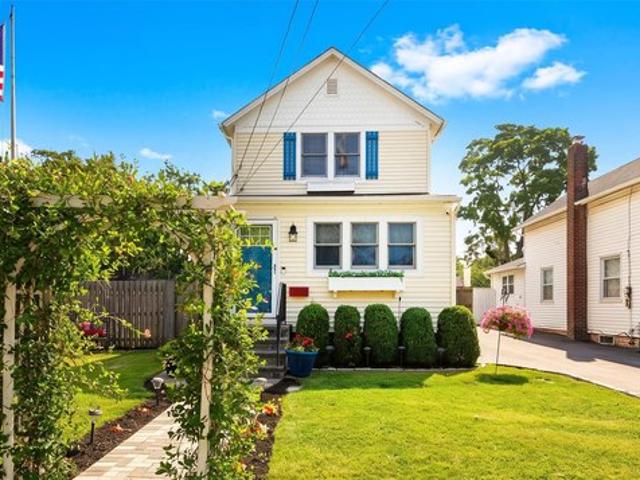 27 Wood Ave, Patchogue, NY 11772
