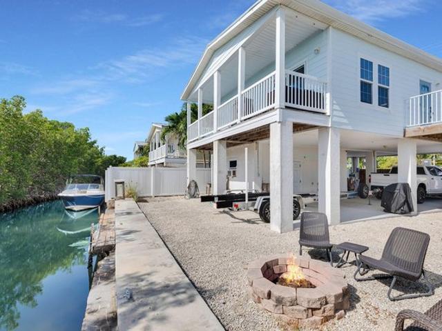 27 Barcelona Dr, Big Coppitt, FL 33040