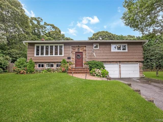 27 Baywood Ln, Bayport, NY 11705