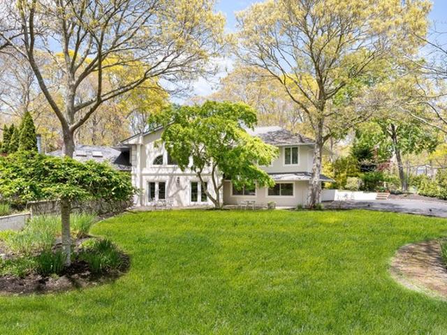 27 Bay Ave, Hampton Bays, NY 11946