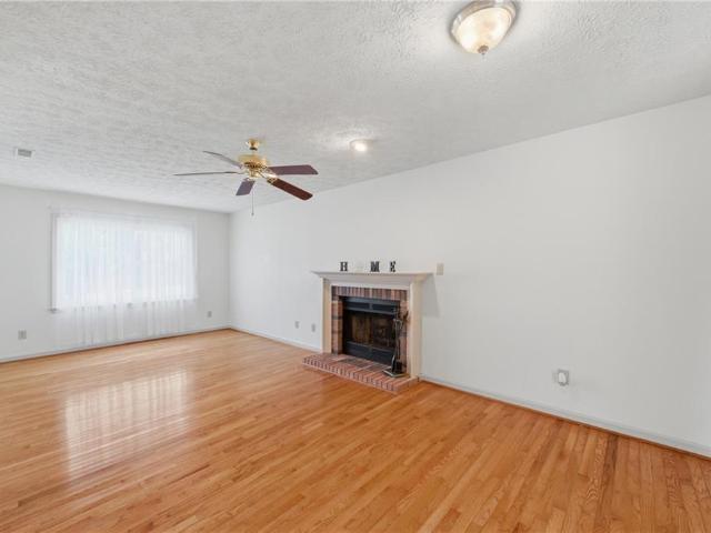 27 Bonney LN