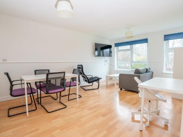 27 Blenheim View, Woodhouse LS2 2 bed flat to rent £1,298 pcm £300 pw