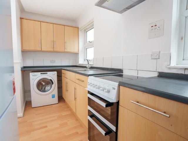 27 Blenheim View, Woodhouse LS2 2 bed flat to rent £1,298 pcm £300 pw