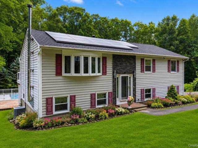 27 Casse Ct, Mahopac, NY 10541