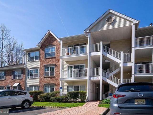 27 Chambord Ct, Hamilton, NJ 08619