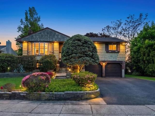 27 Clinton Ln, Hicksville, NY 11801