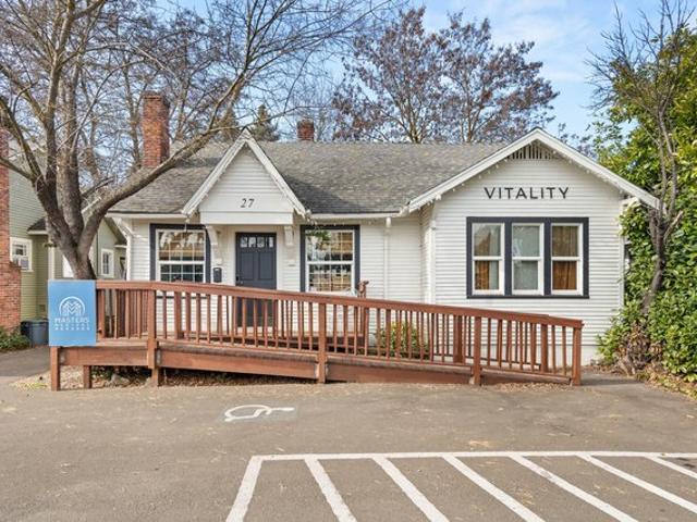 27 Crater Lake Ave, Medford, OR 97504