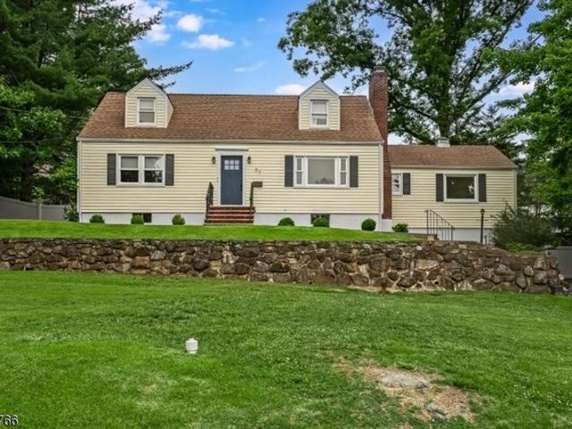 27 Dogwood Rd, Morris Plains, NJ 07950