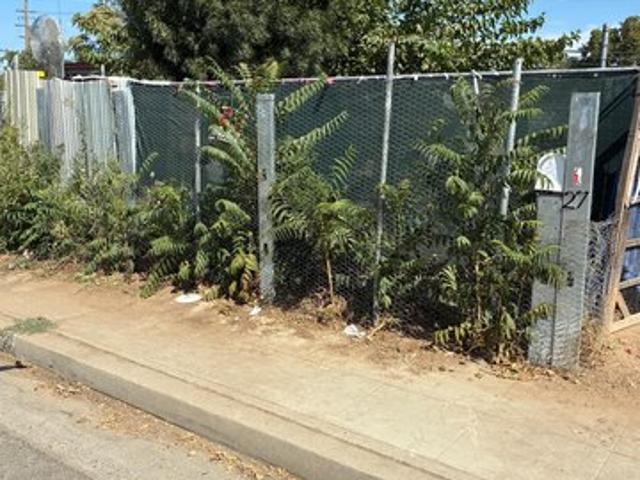 27 E Whites Bridge Ave, Fresno, CA 93706