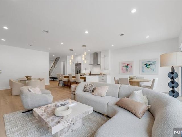 27 Feldman Ct, Paramus, NJ 07652