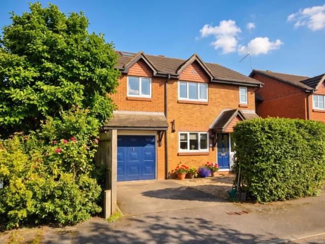 27 Gardenia Drive, Woking 4 bedrooms Property for lettings Seymours
