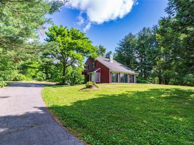 27 Goldfinch Dr, Salt Point, NY 12578
