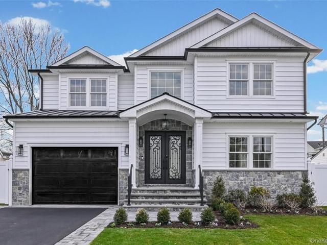 27 Grape Ln, Hicksville, NY 11801