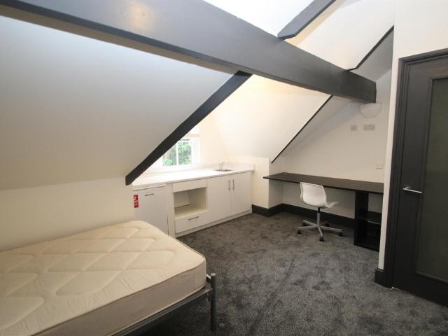 27 Hallewell Road, Room 7