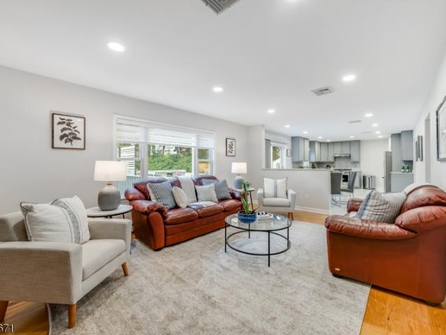 27 Harvest Ln