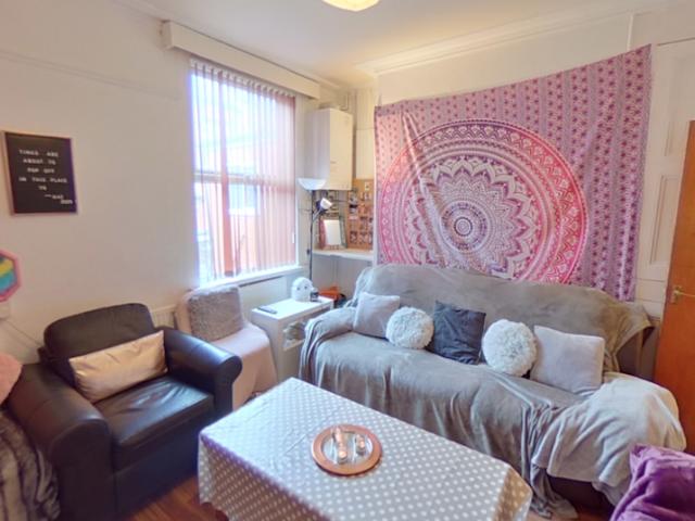 27 Hessle View, Hyde Park, Leeds LS6 5 bed terraced house to rent £2,817 pcm £650 pw