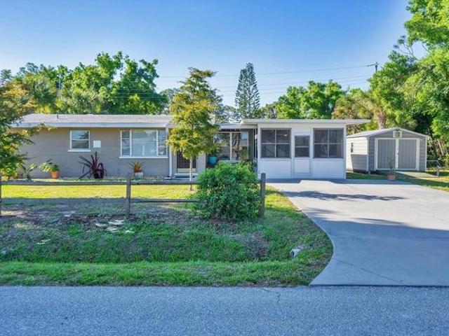 27 Lakeview Ln, Englewood, FL 34223