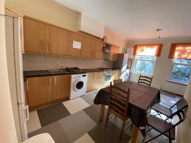 27 Leicester Grove, City Centre. 6 bed terraced house to rent £3,380 pcm £780 pw