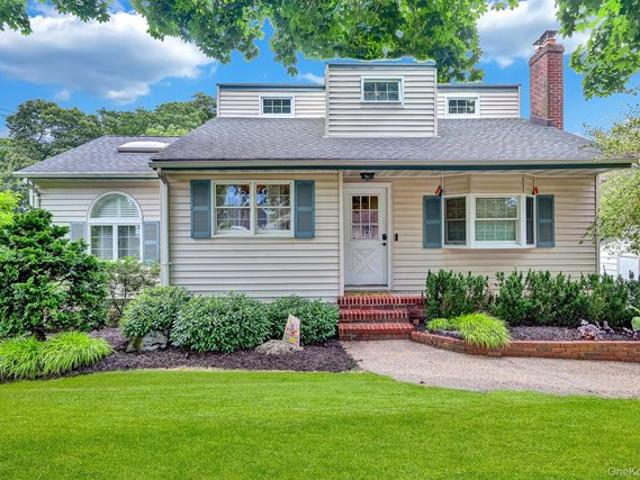 27 McGaw Ave, Lake Grove, NY 11755