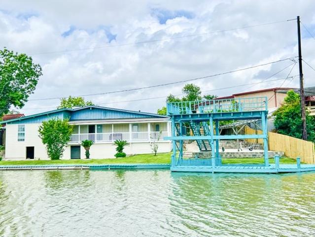 27 Marlin Ln, Baytown, TX 77520