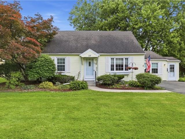 27 Meadow View Dr Ln, Penfield, NY 14526