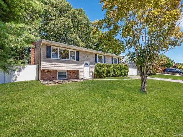 27 Morton St, Port Jefferson Station, NY 11776