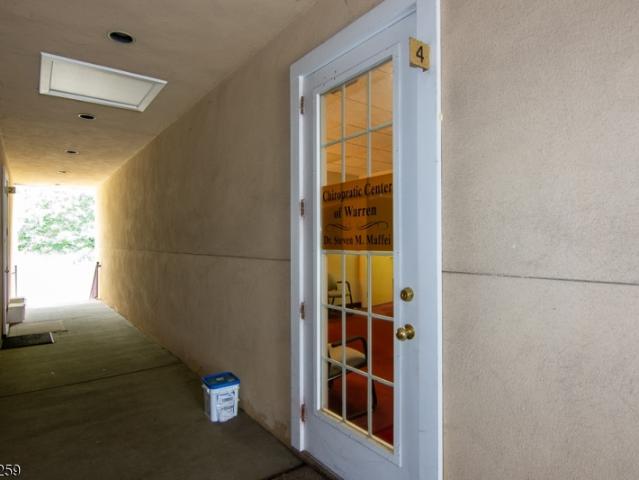 27 Mountain Blvd