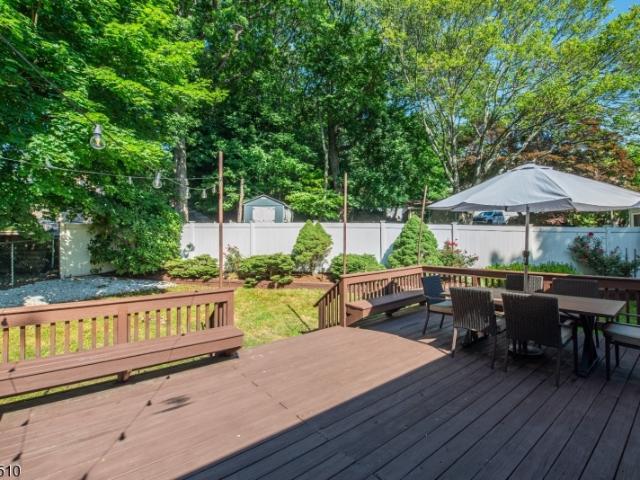 27 Mountain Rd
