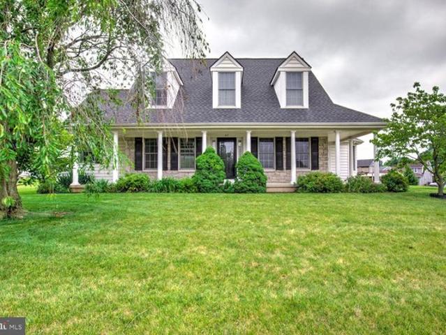 27 N Whisper Ln, New Holland, PA 17557