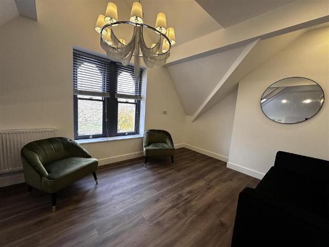 27 Ninian Road, Roath, Cardiff 1 bed apartment to rent £1,000 pcm £231 pw