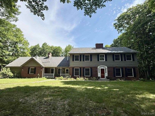 27 Oak Hill Dr, Marquette, MI 49855