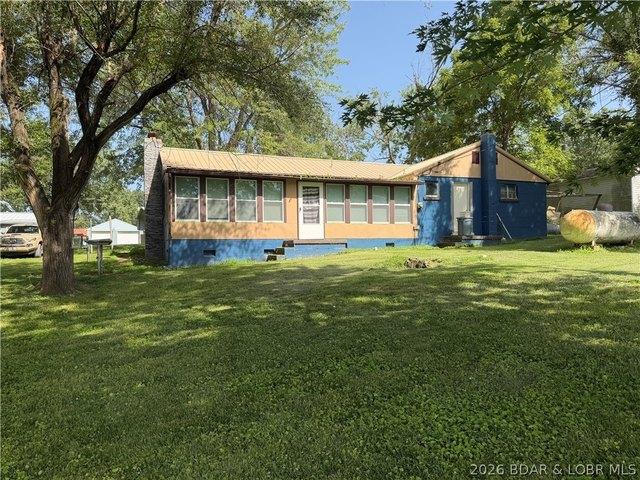 27 Phys Ed Cir, Edwards, MO 65326