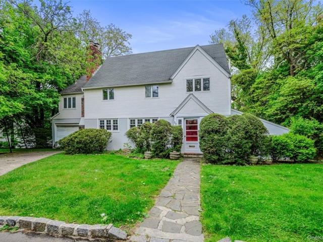 27 Ridge Dr E, Great Neck, NY 11021