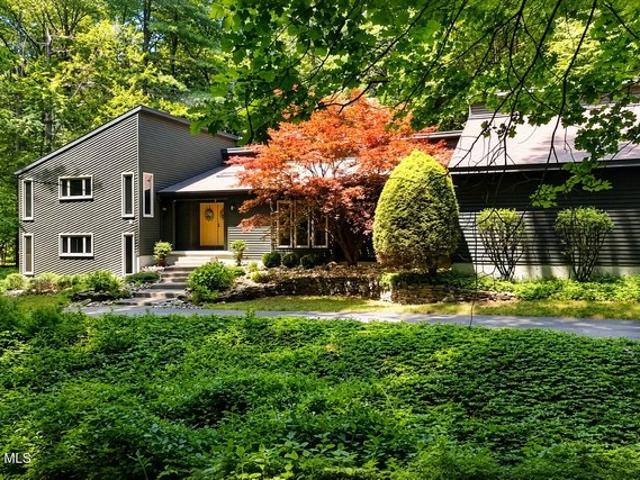 27 Robinwood Dr, Clifton Park, NY 12065
