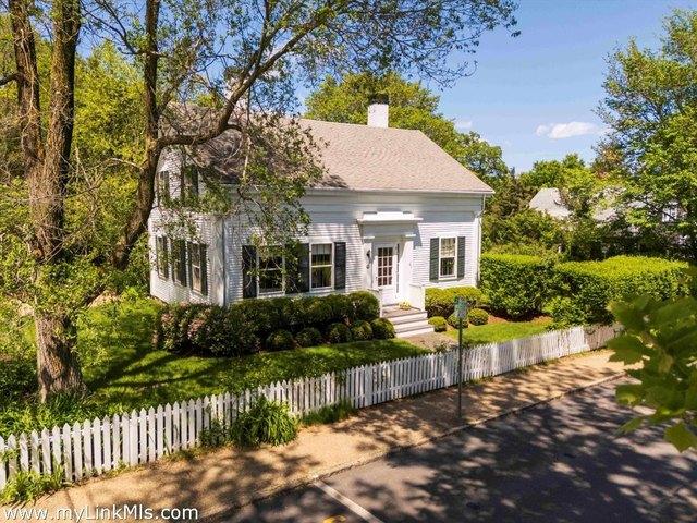27 Spring St, Vineyard Haven, MA 02568