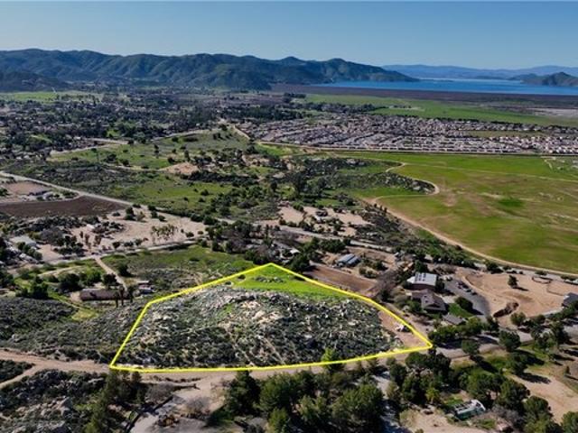 27 Starlight Mesa Dr, Hemet, CA 92544