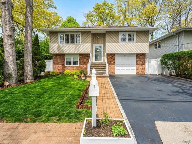 27 Stuyvesant St, Huntington, NY 11743