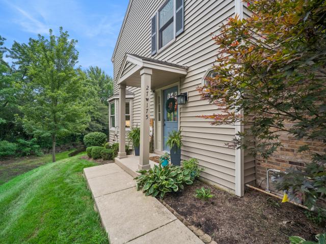 27W175 Emerson Court