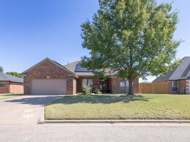 2404 Magan Dr, Plainview, TX 79072