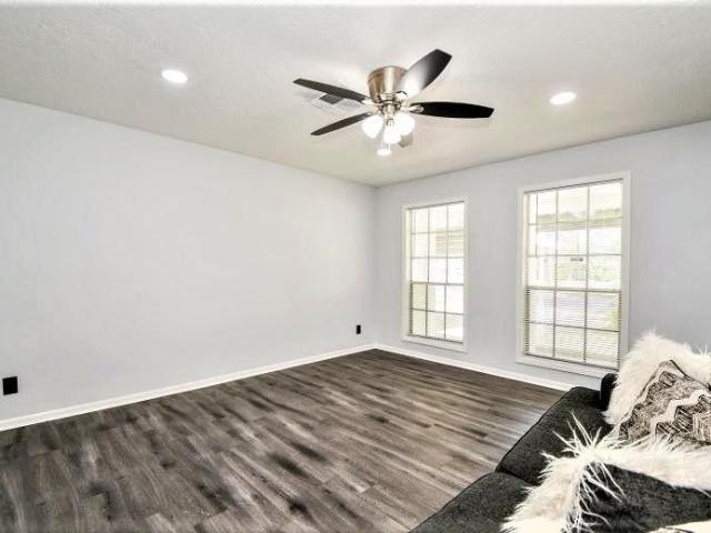 2404 Oaks Drive