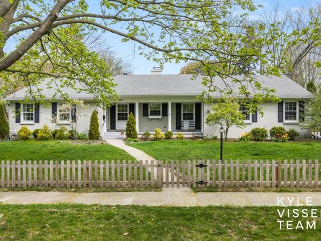 2405 Oakwood Dr SE, East Grand Rapids, MI 49506