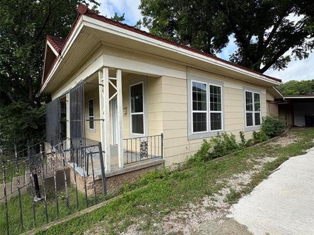 2405 Roosevelt Avenue