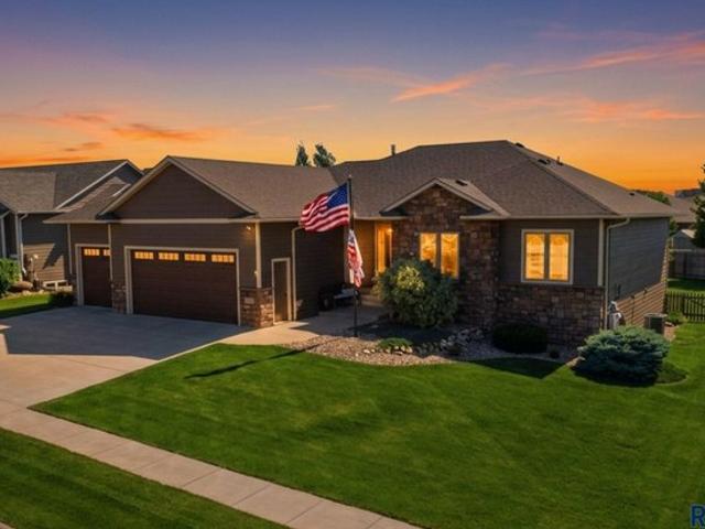 2405 S Durango Cir, Sioux Falls, SD 57110