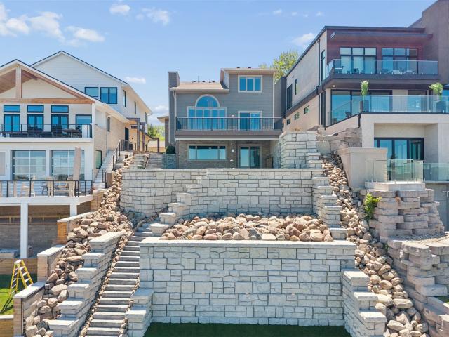 2405 S Lakeview Court