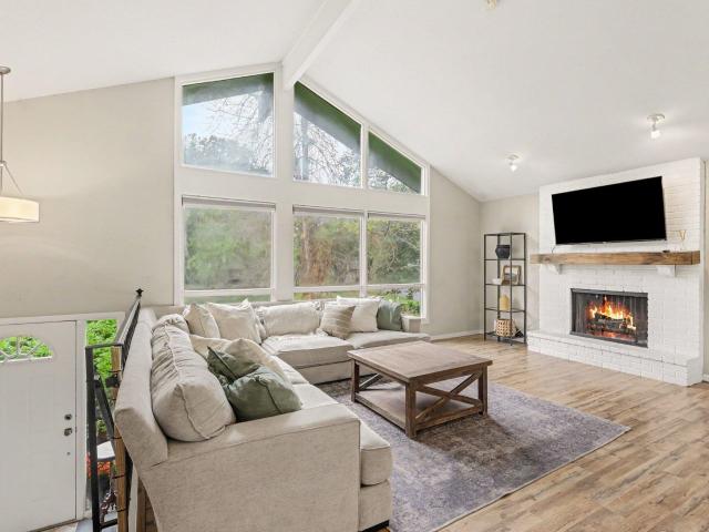 2405 Urbandale Lane N
