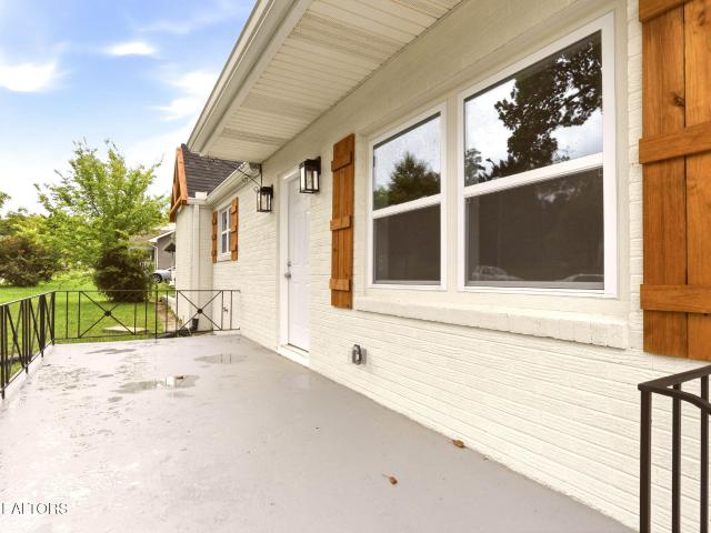 2406 E Glenwood Ave