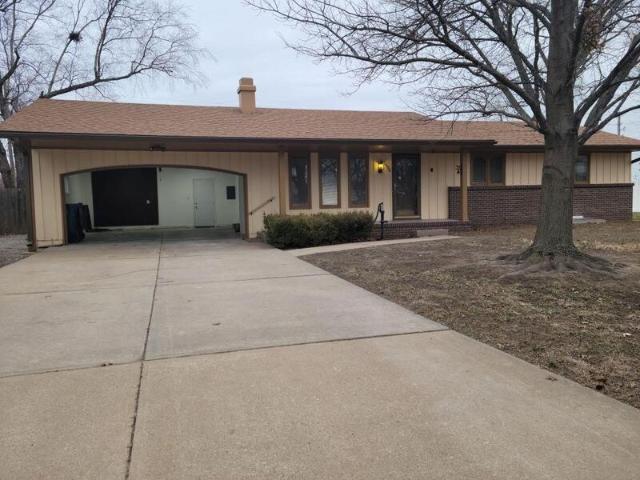 2406 Rambler Rd, Hutchinson, KS 67502