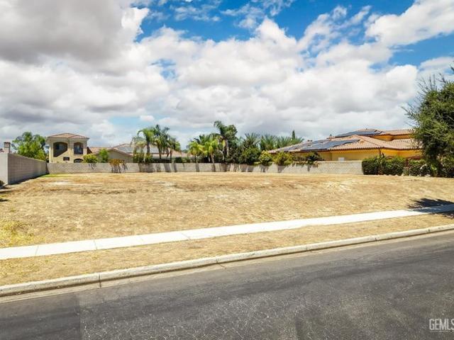 2407 Brighton Park Dr, Bakersfield, CA 93311