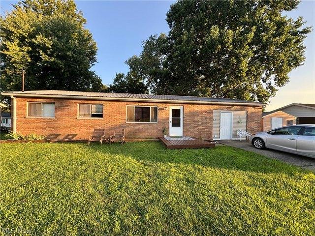 2407 Hanvey Ave, Belpre, OH 45714